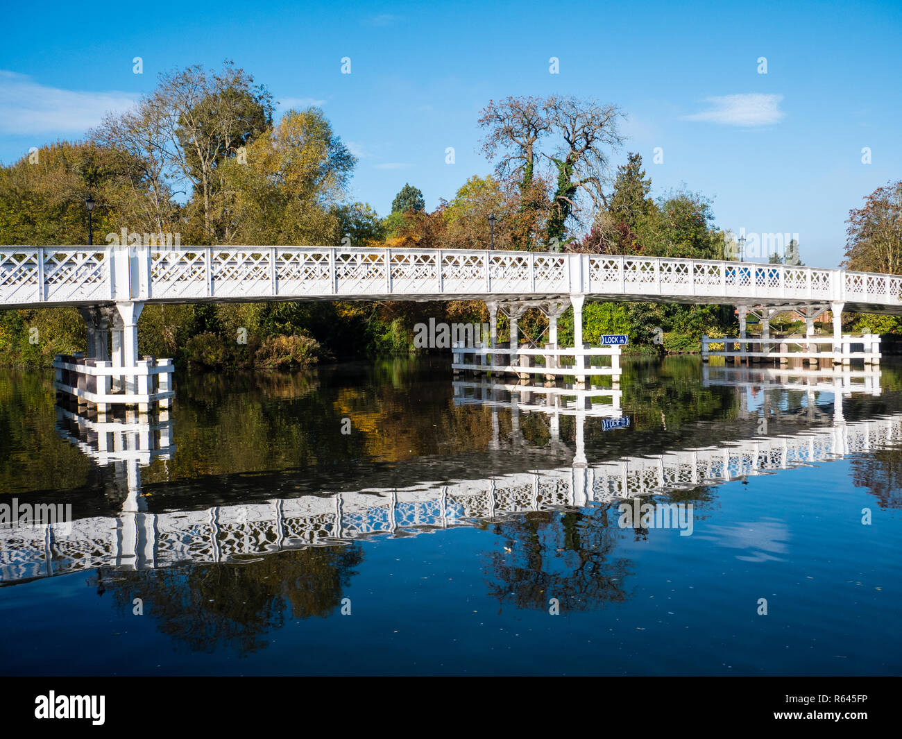 Early morning River Thames, Whitchurch Bridge, near Pangbourne-on ...