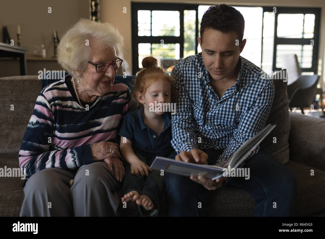 Family reading hi-res stock photography and images - Alamy