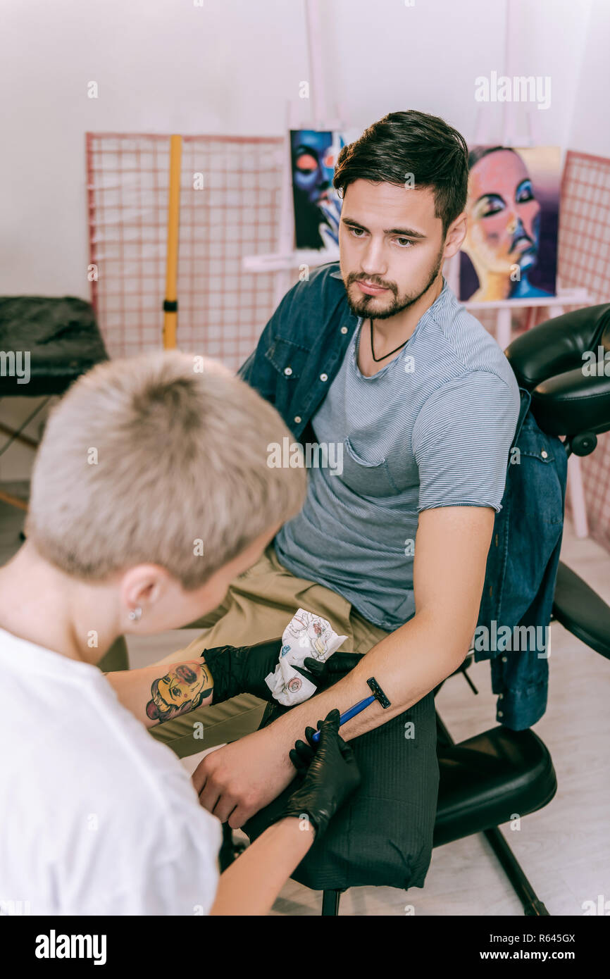 Tattoo artist shaving hand hi-res stock photography and images - Alamy