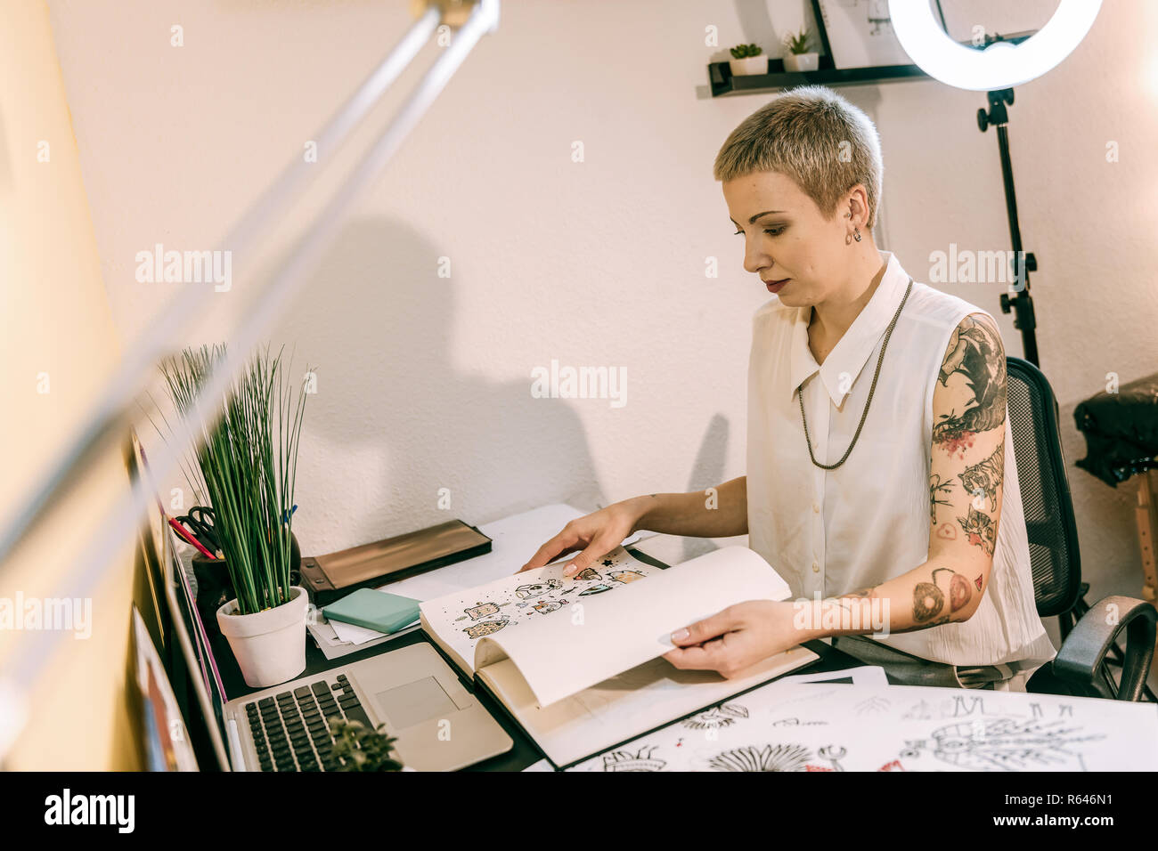 Flipping through portfolio hi-res stock photography and images - Alamy