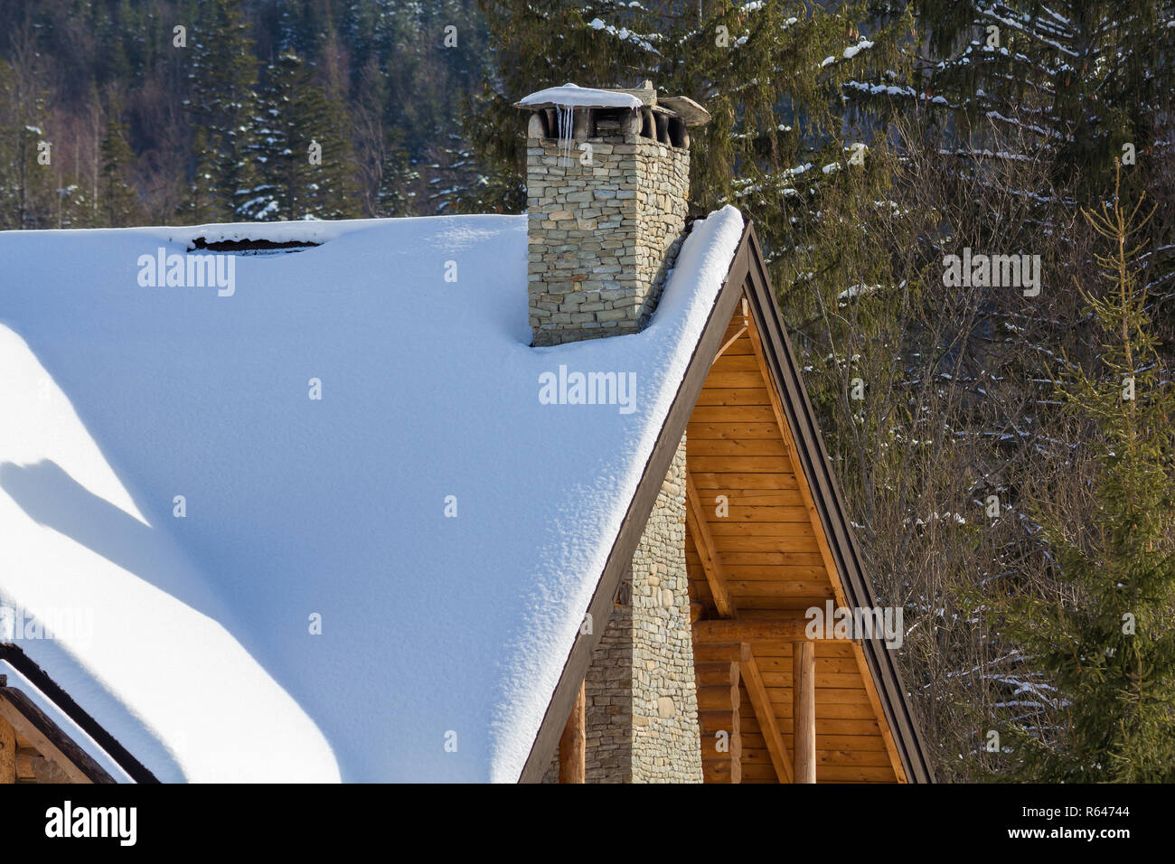 Tall stone chimney cottage hi-res stock photography and images - Alamy