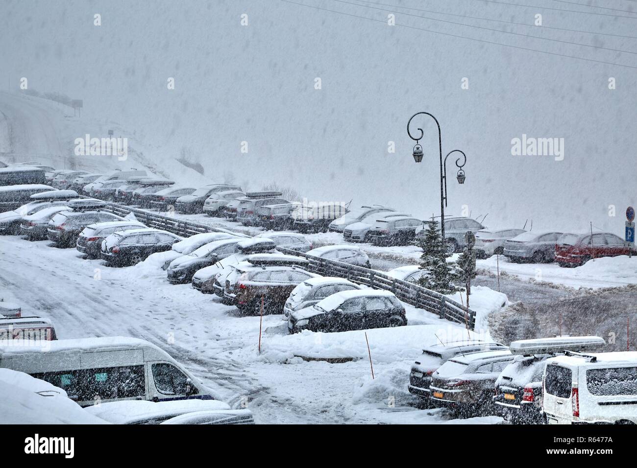 Snowy carpark hi-res stock photography and images - Alamy