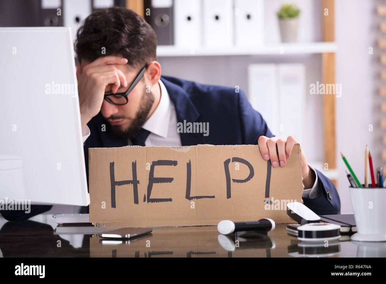 Help desk cardboard hi-res stock photography and images - Alamy