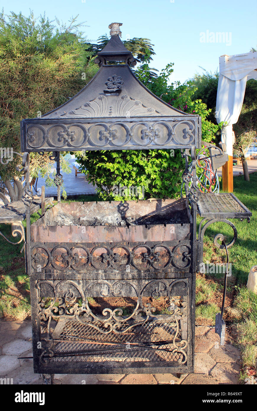 Old vintage metal barbecue grill Stock Photo - Alamy