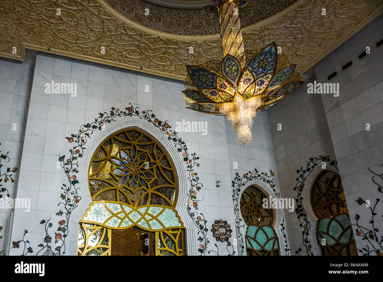 Abu Dhabi Sheikh Zayed Grand Mosque Prayers Hall Entrance Chandelier ...
