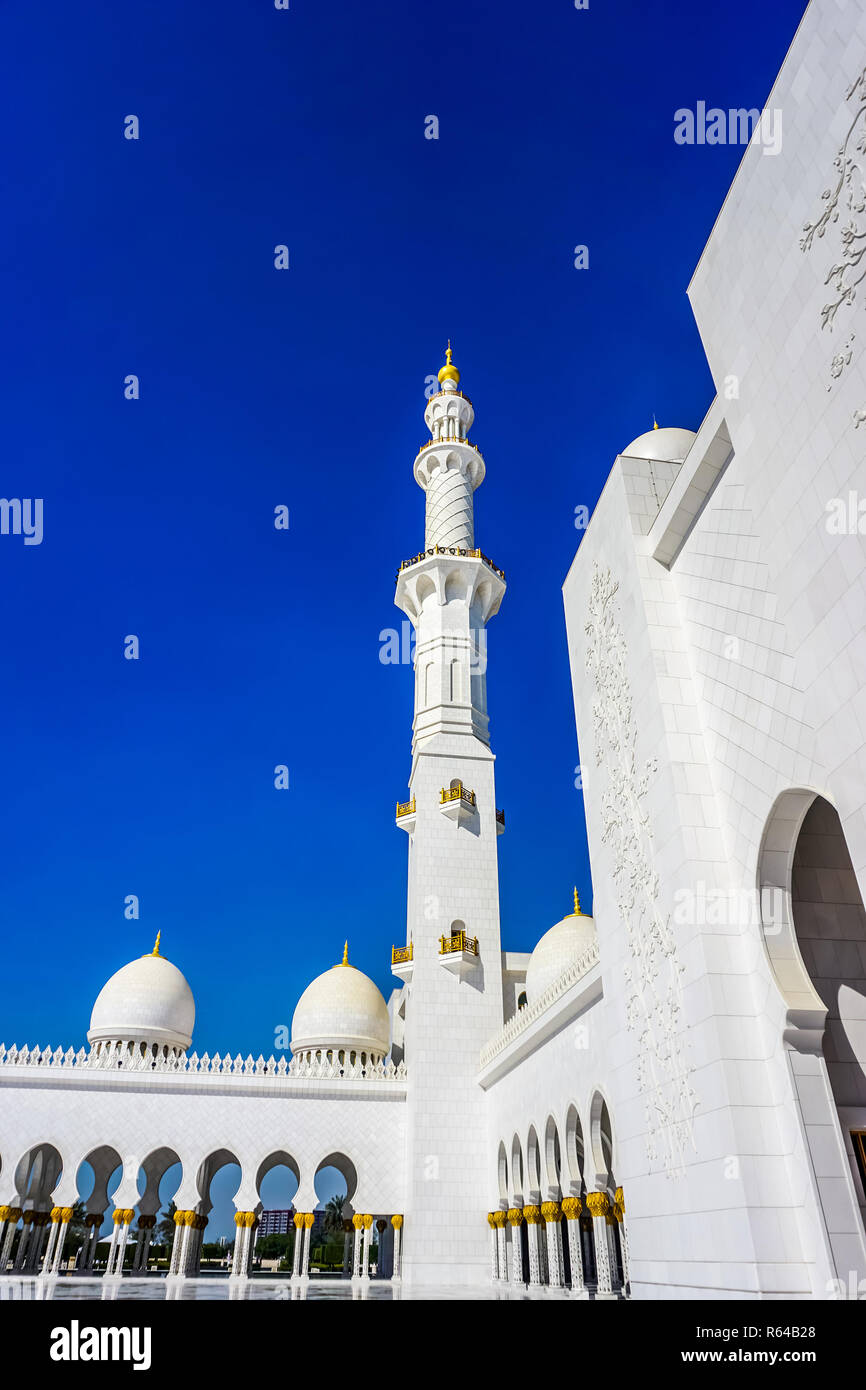 Abu Dhabi Sheikh Zayed Grand Mosque Square with Picturesque Minaret ...