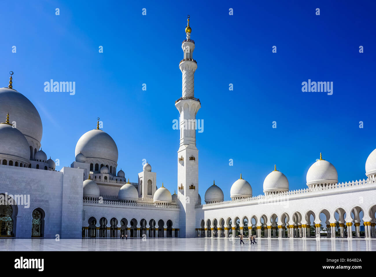 Abu Dhabi Sheikh Zayed Grand Mosque Square with Picturesque Minaret ...