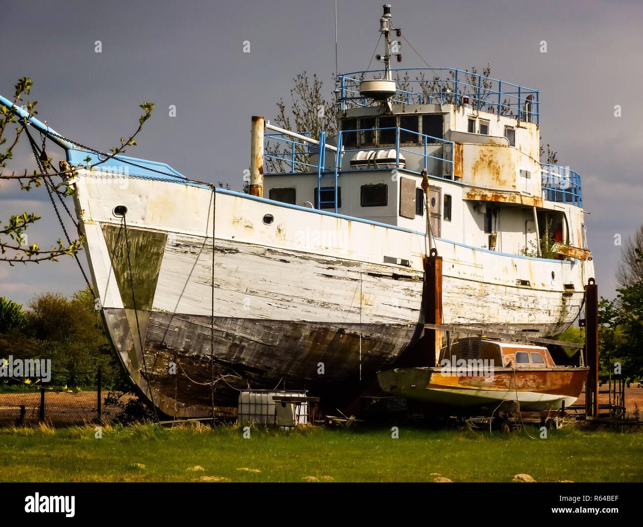 Wreck ruin boat decay rowing boat hi-res stock photography and images ...