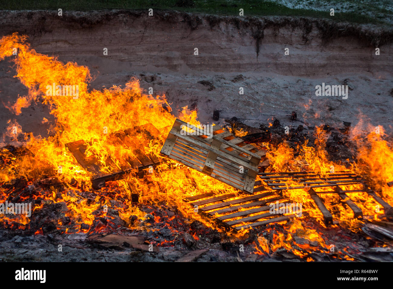 Bonfire at the beach hi-res stock photography and images - Alamy