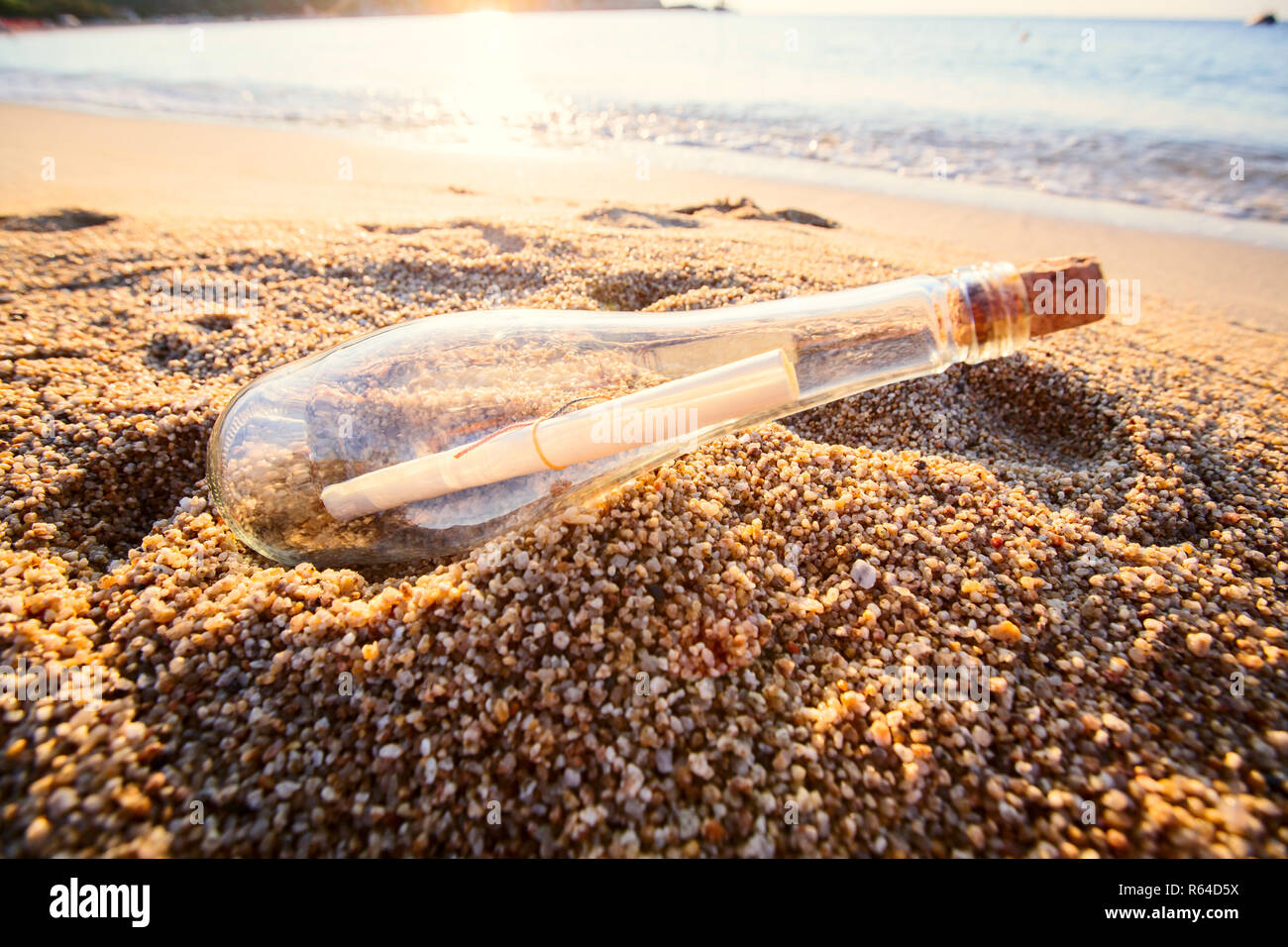 Vintage note in a bottle hi-res stock photography and images - Alamy