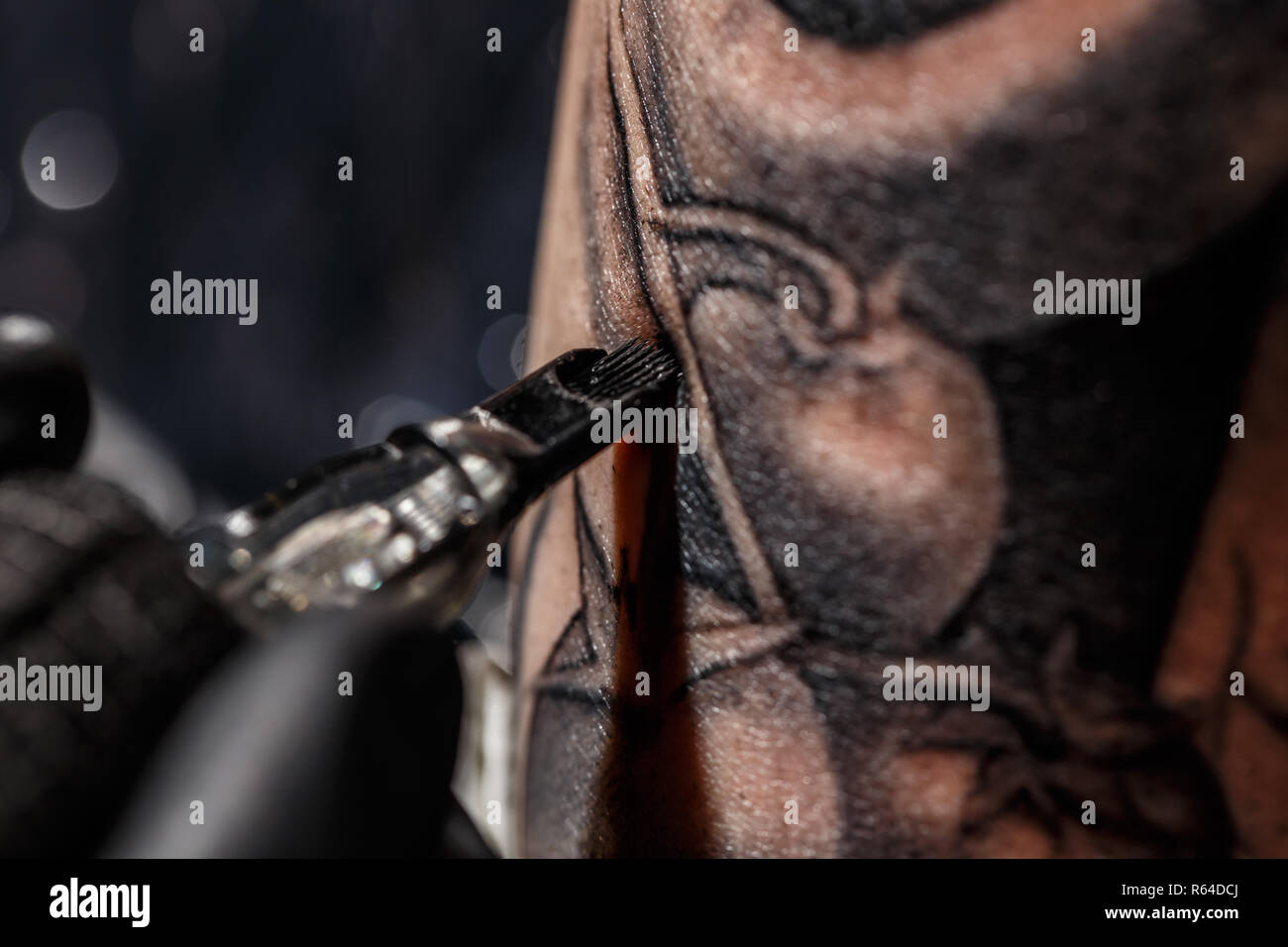 Artist tattooing of man's skin Stock Photo - Alamy
