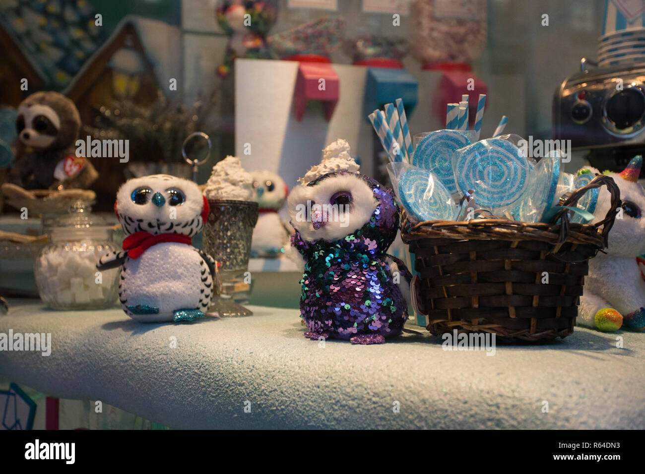 The cast of Aladdin perform as Hamleys unveil their 2018 Christmas ...