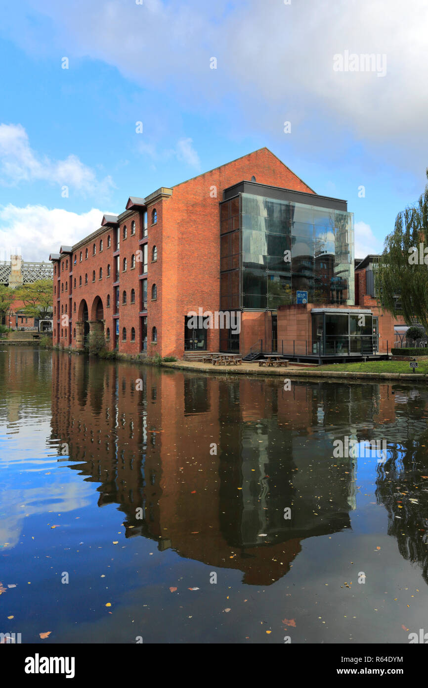 The Merchants' Warehouse on the Bridgewater Canal, Castlefield ...