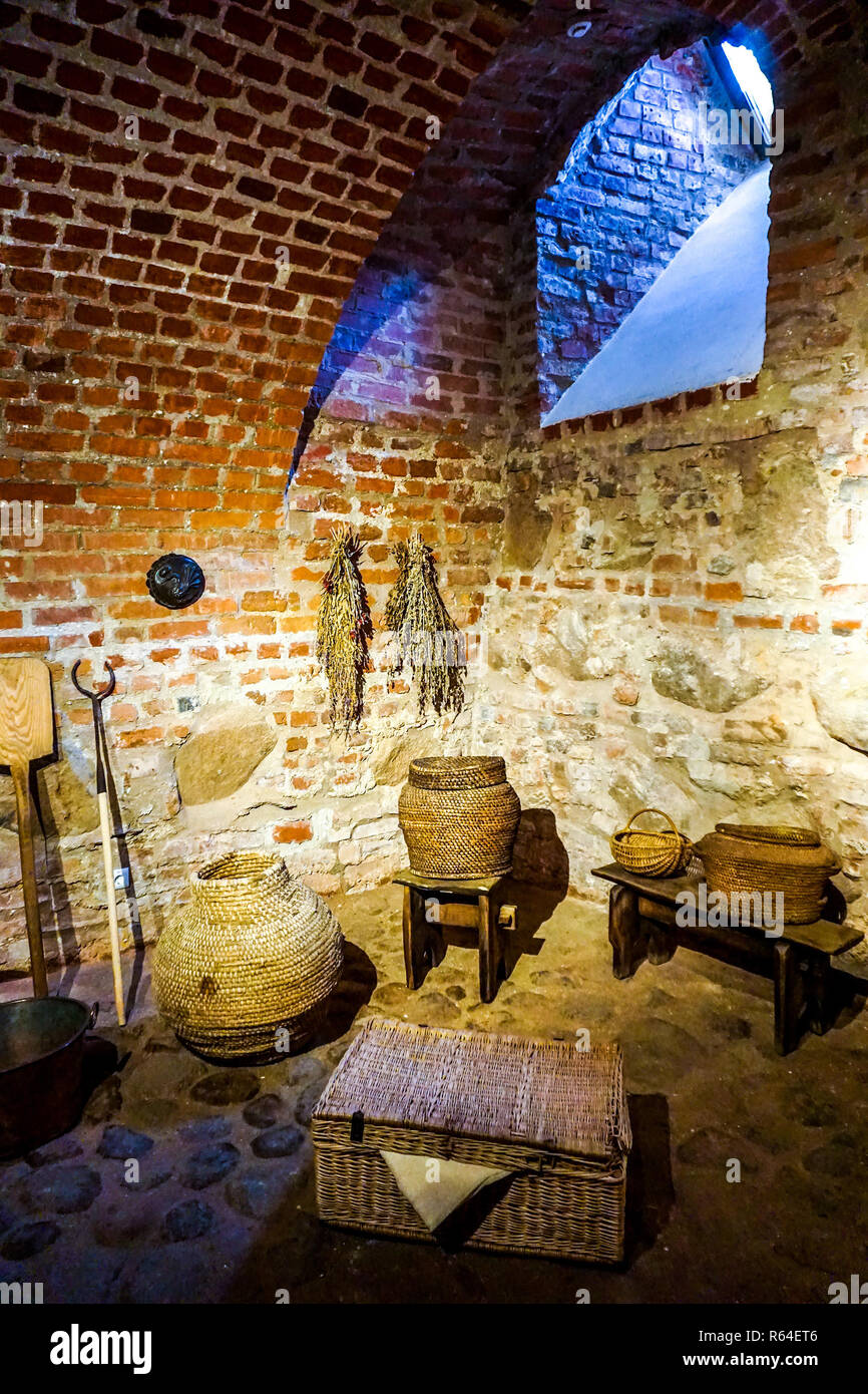 Straw chest hi-res stock photography and images - Alamy