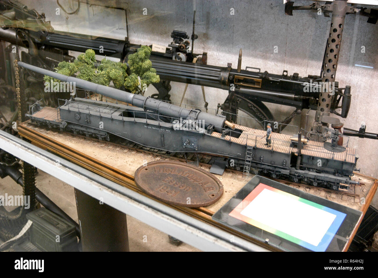 A model of the mounted German railway gun with its huge barrel at the ...