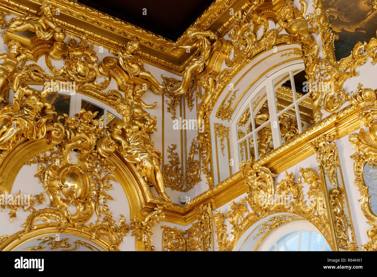 The ornate interior rococo style decoration of Catherines Palace ...