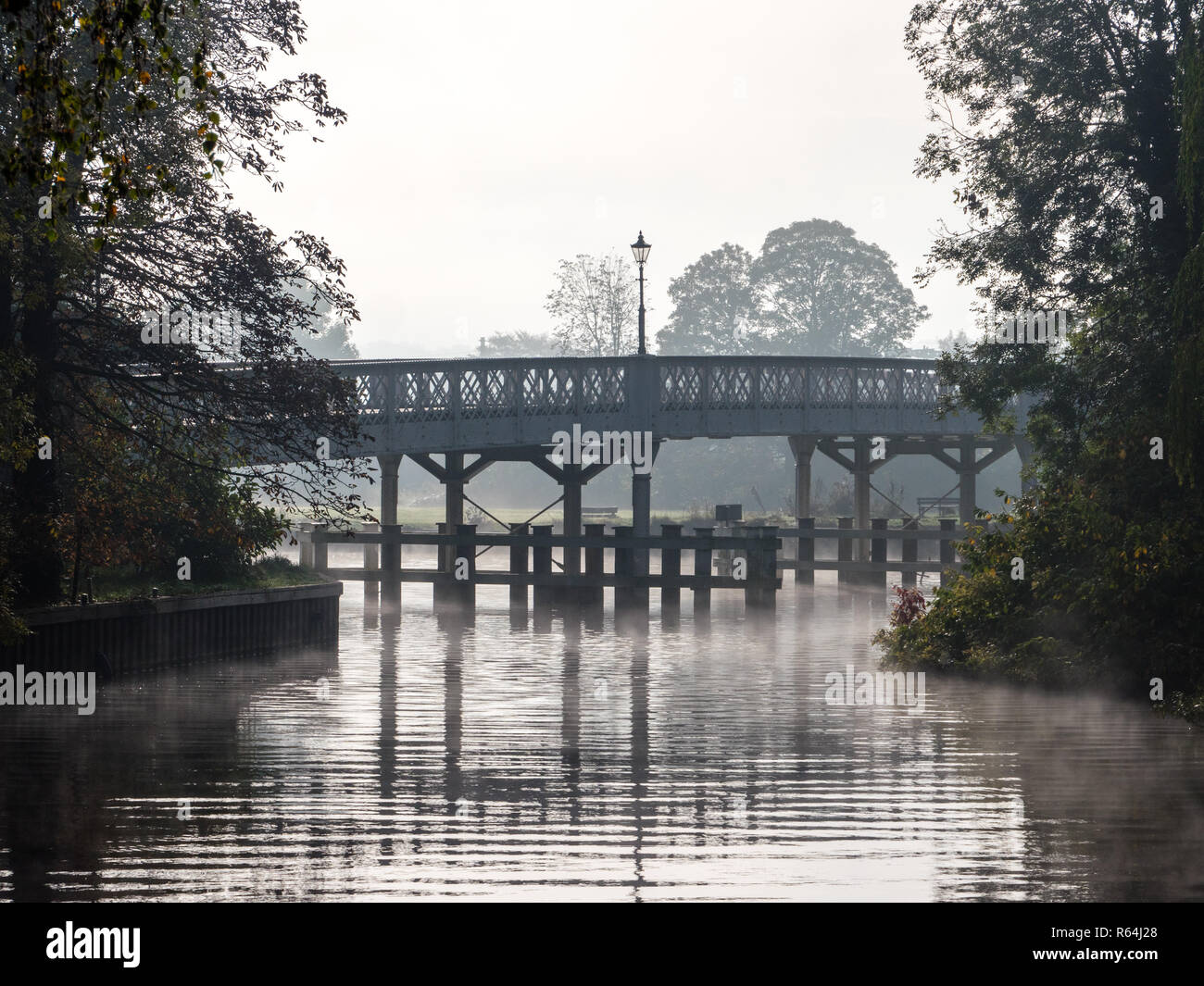Early morning River Thames, Whitchurch Bridge, near Pangbourne-on ...