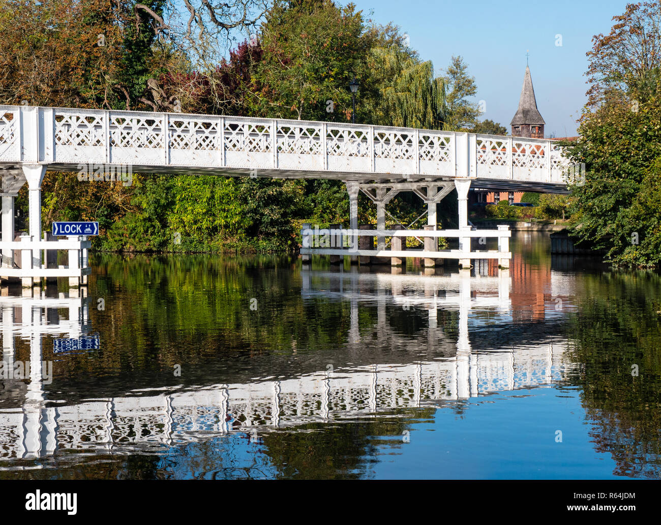 Early morning River Thames, Whitchurch Bridge, near Pangbourne-on ...