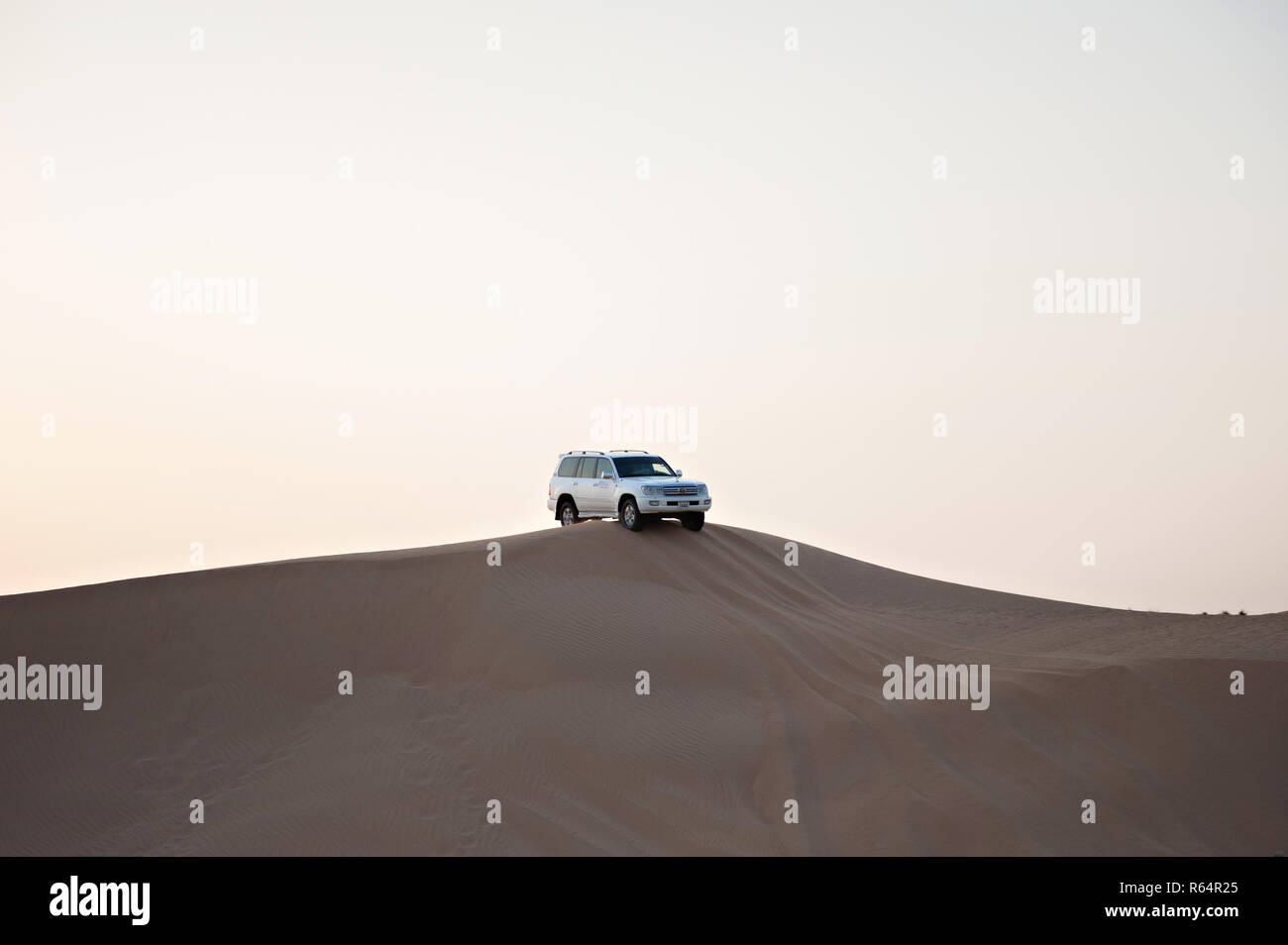 Dubai sand dunes skyline hi-res stock photography and images - Alamy