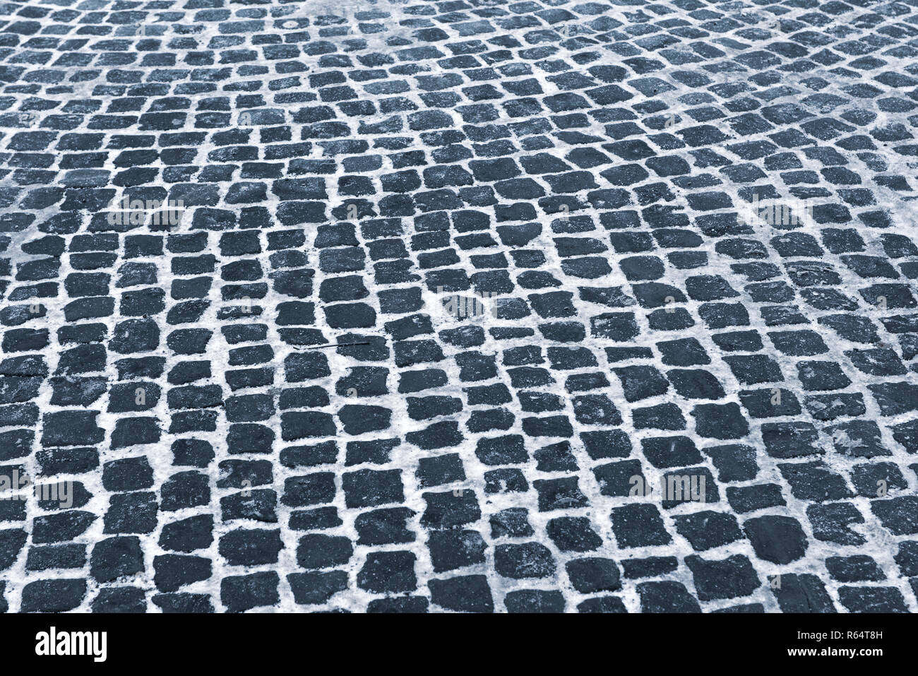 Snowy cobblestone street hi-res stock photography and images - Alamy