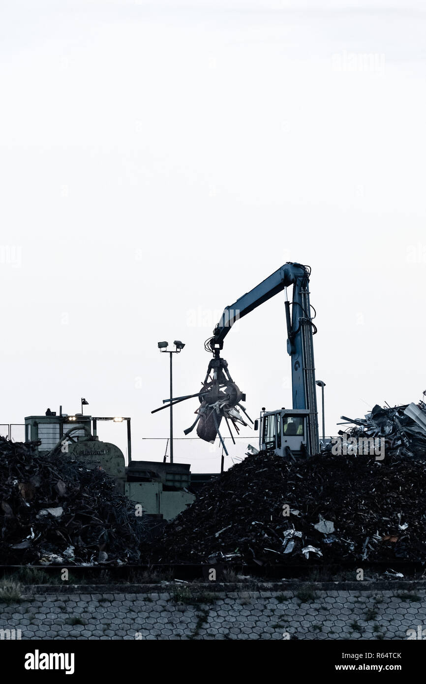 Load of scrap metal hi-res stock photography and images - Alamy