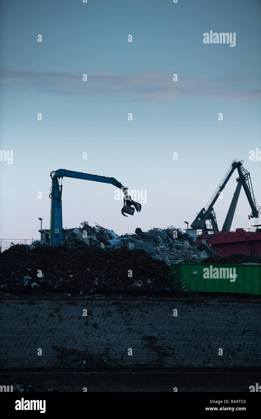 Scrap yard crane hi-res stock photography and images - Alamy