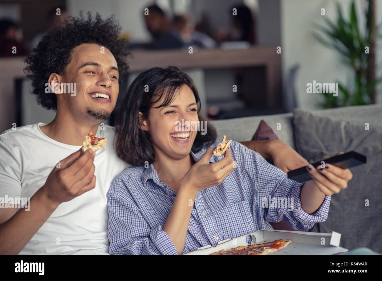 Family eating tv pizza hi-res stock photography and images - Alamy