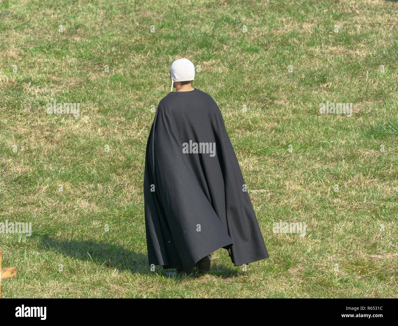 Medieval man cloak hi-res stock photography and images - Alamy