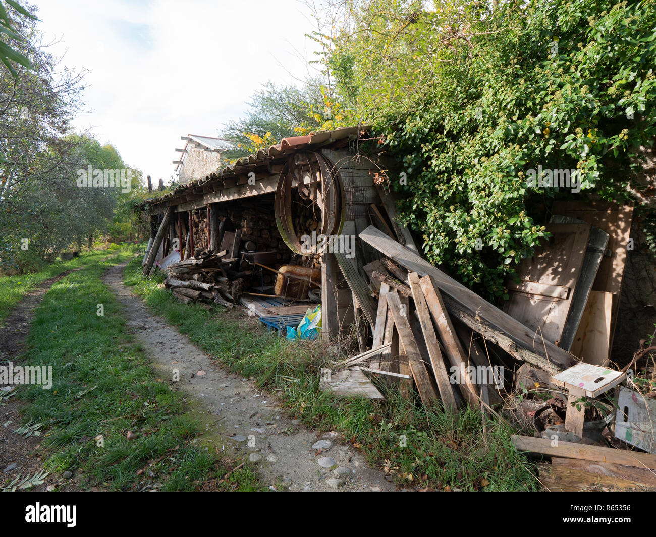 Log wheelbarrow wood hi-res stock photography and images - Alamy