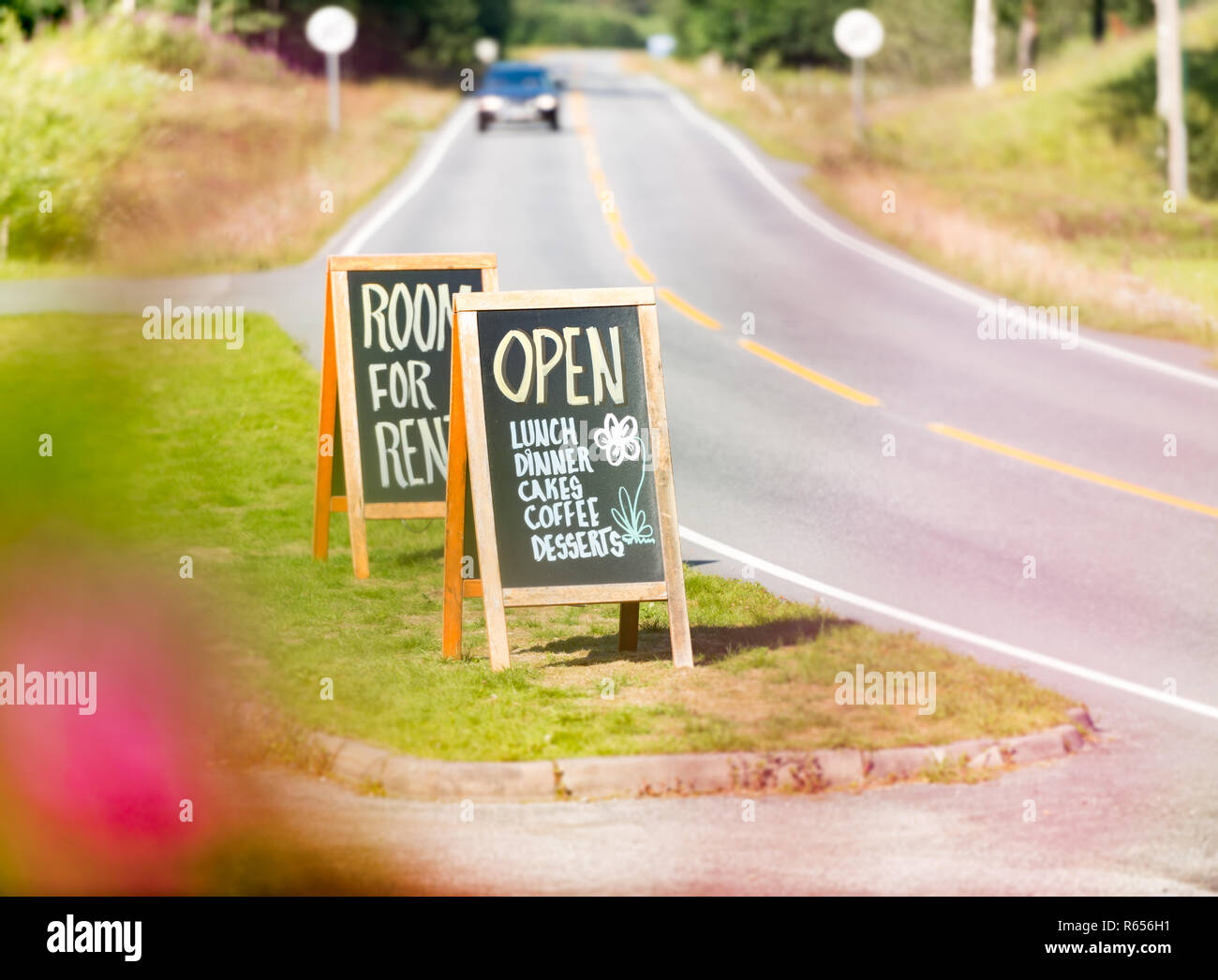 Rent sign in green hi-res stock photography and images - Alamy