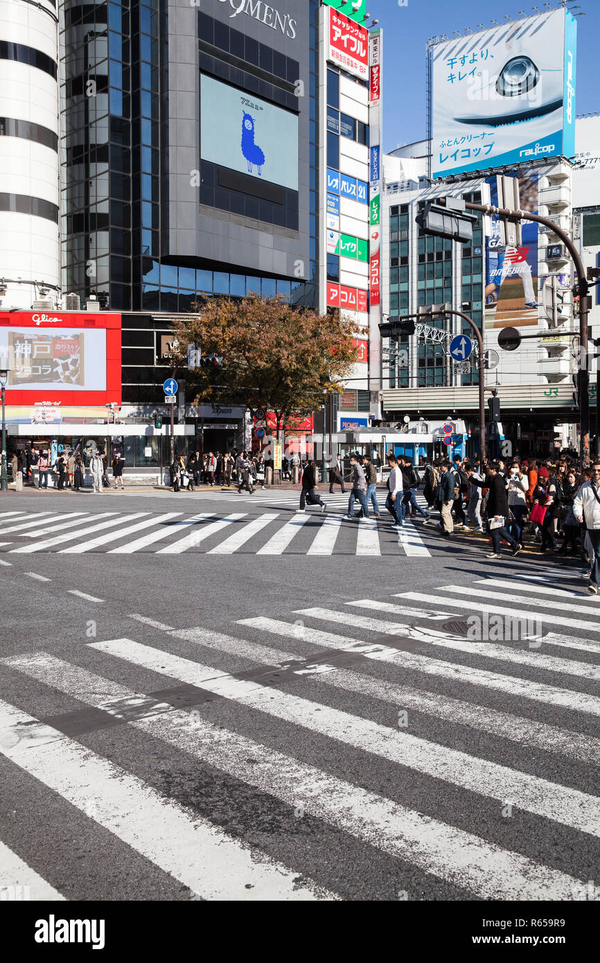 Die weltberühmte Alle-Gehen-Kreuzung von Shibuya im Zentrum von Tokio ...