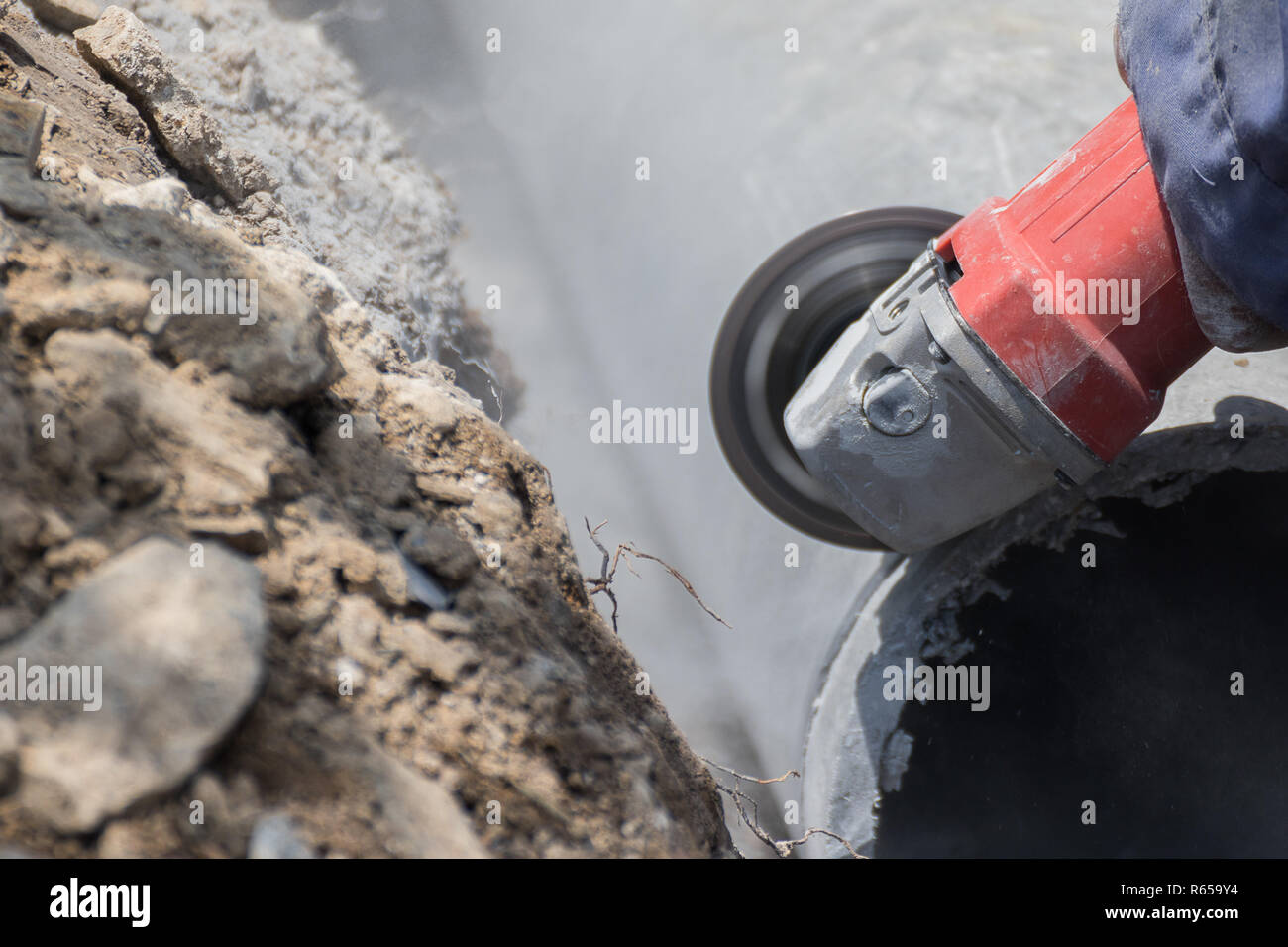 Cutting water pipe hi-res stock photography and images - Alamy