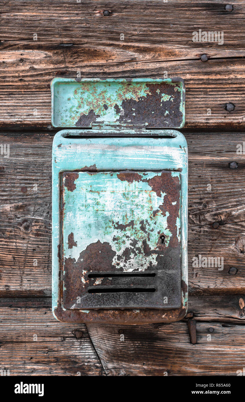 Vintage old mailbox Stock Photo - Alamy