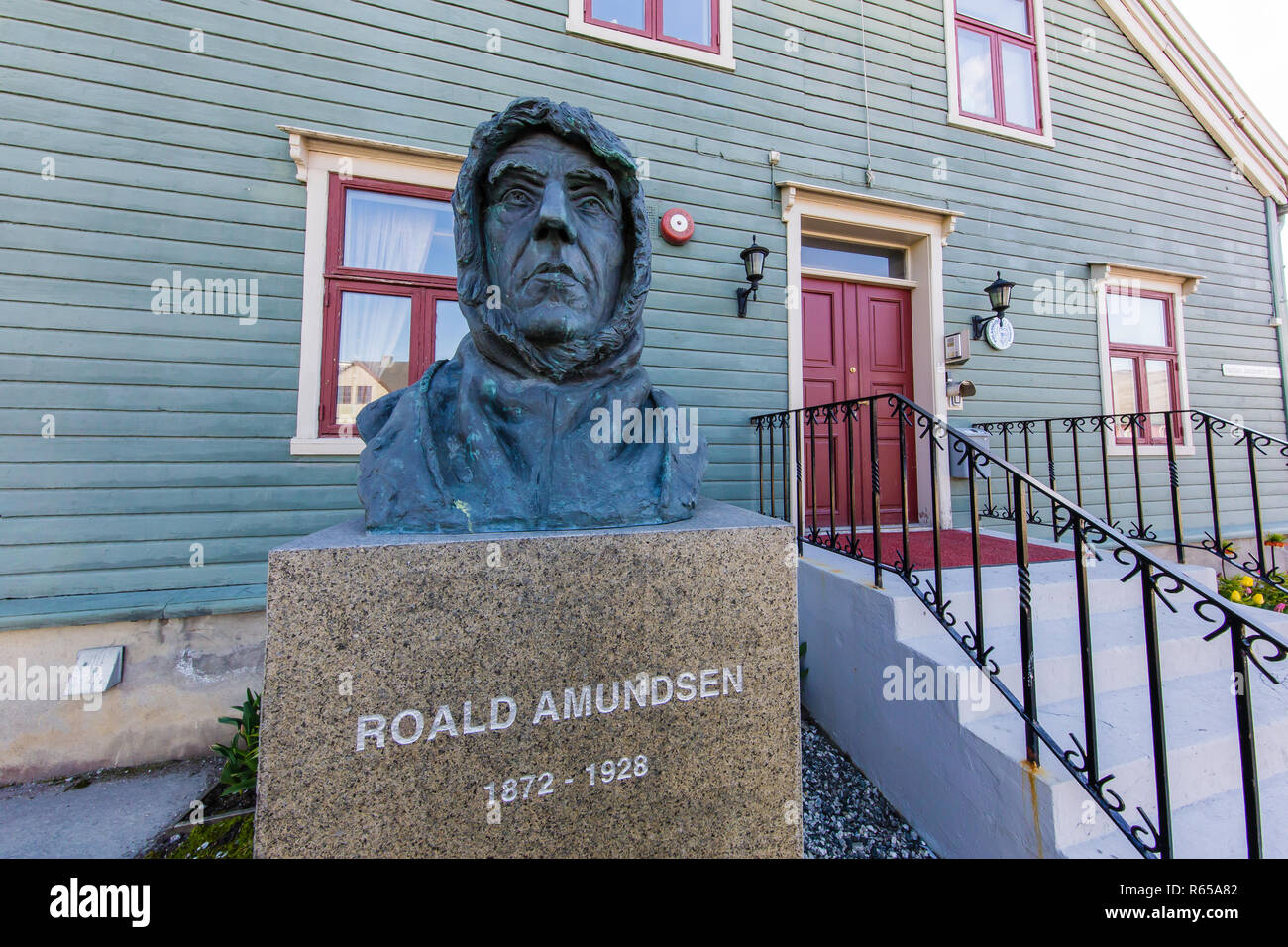 Roald amundsen statue hi-res stock photography and images - Alamy