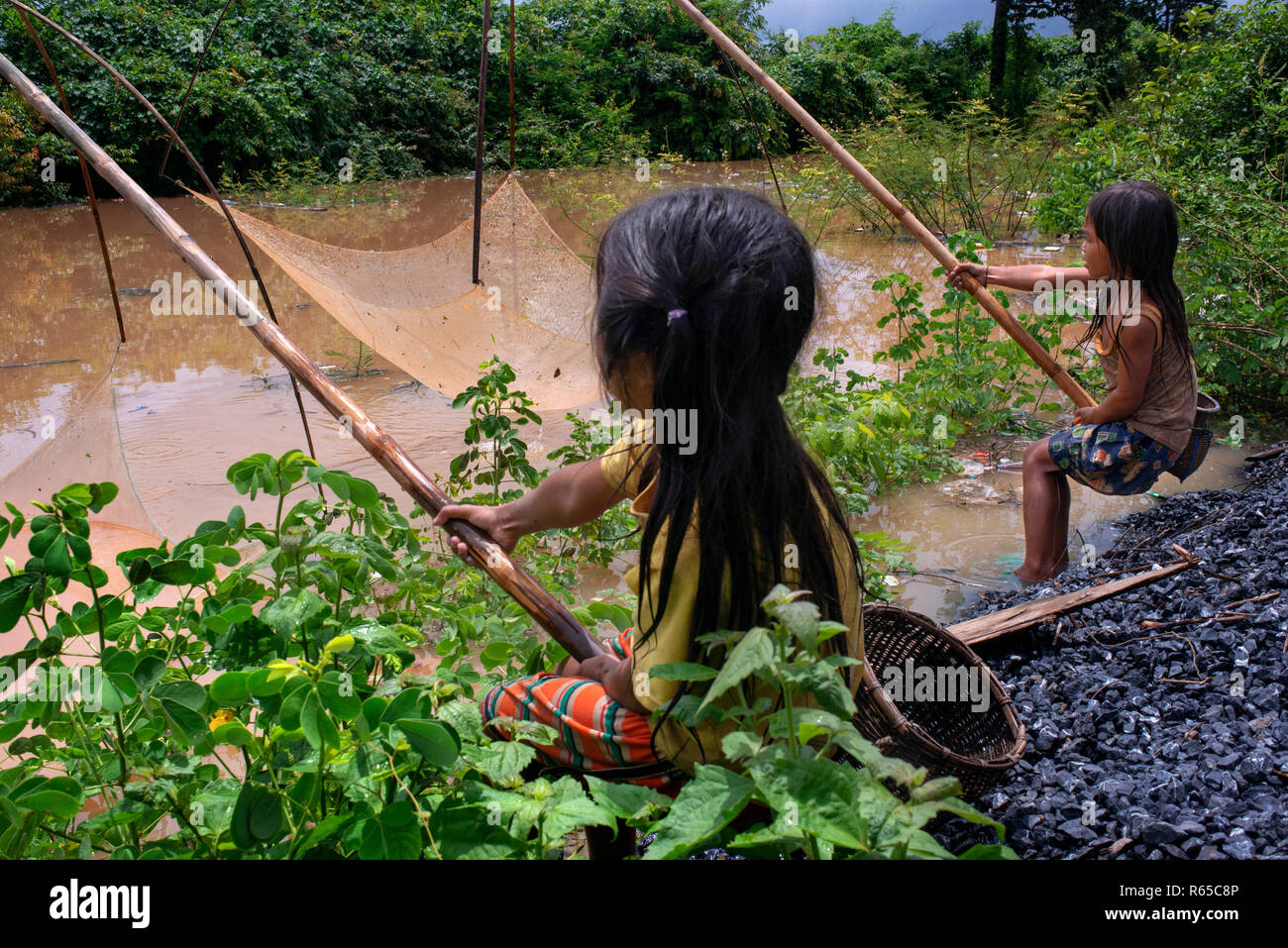Traditional fishing with a net in the Ham Hinboun River in Savannakhet ...