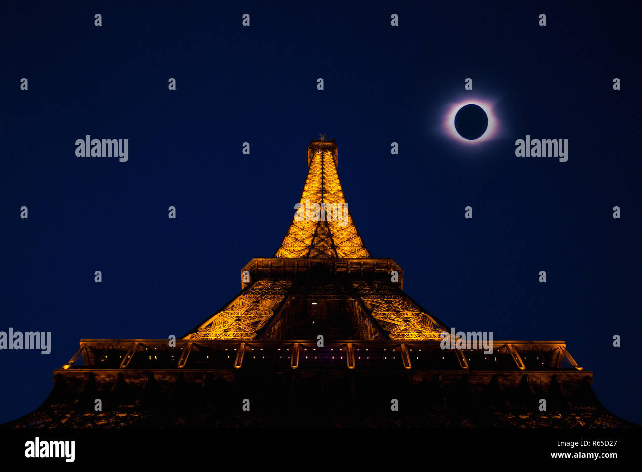 Eiffel tower full moon paris hi-res stock photography and images - Alamy