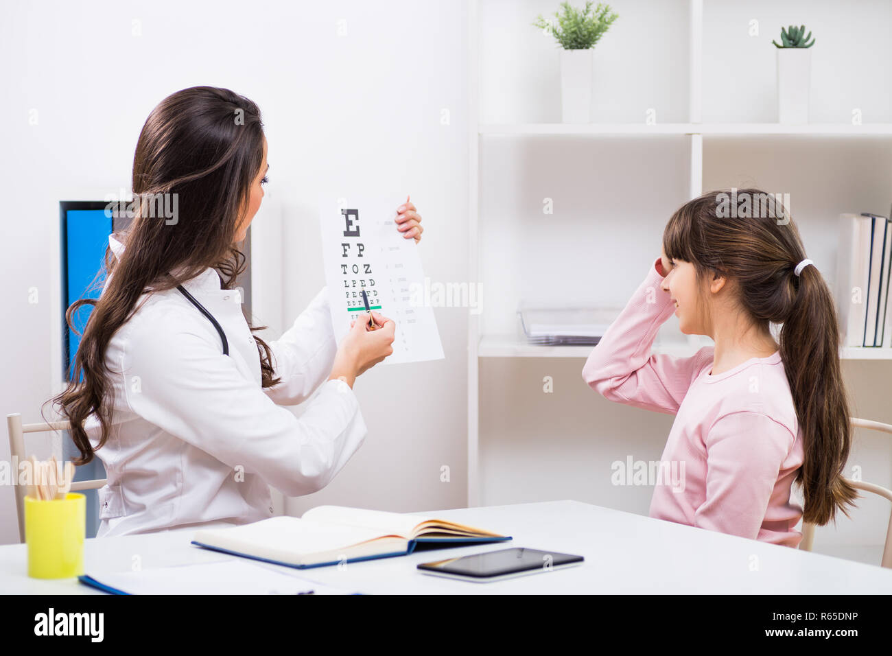 Child eye chart hi-res stock photography and images - Alamy
