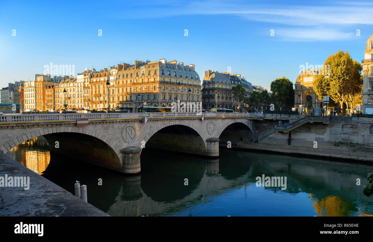 Paris pont neuf bridge perspective hi-res stock photography and images ...