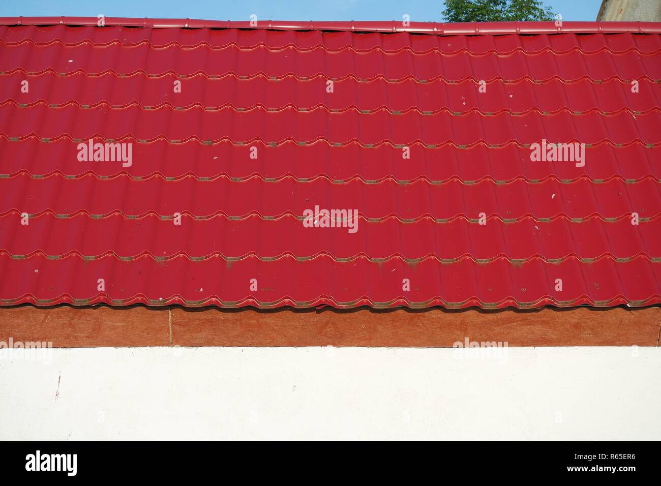 red tin roof Stock Photo - Alamy