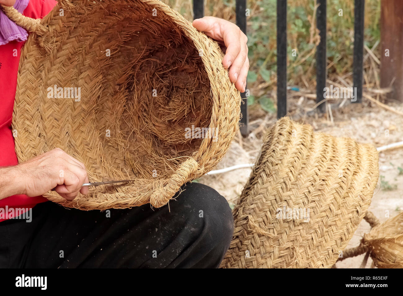 Craftsman making a basket hi-res stock photography and images - Alamy