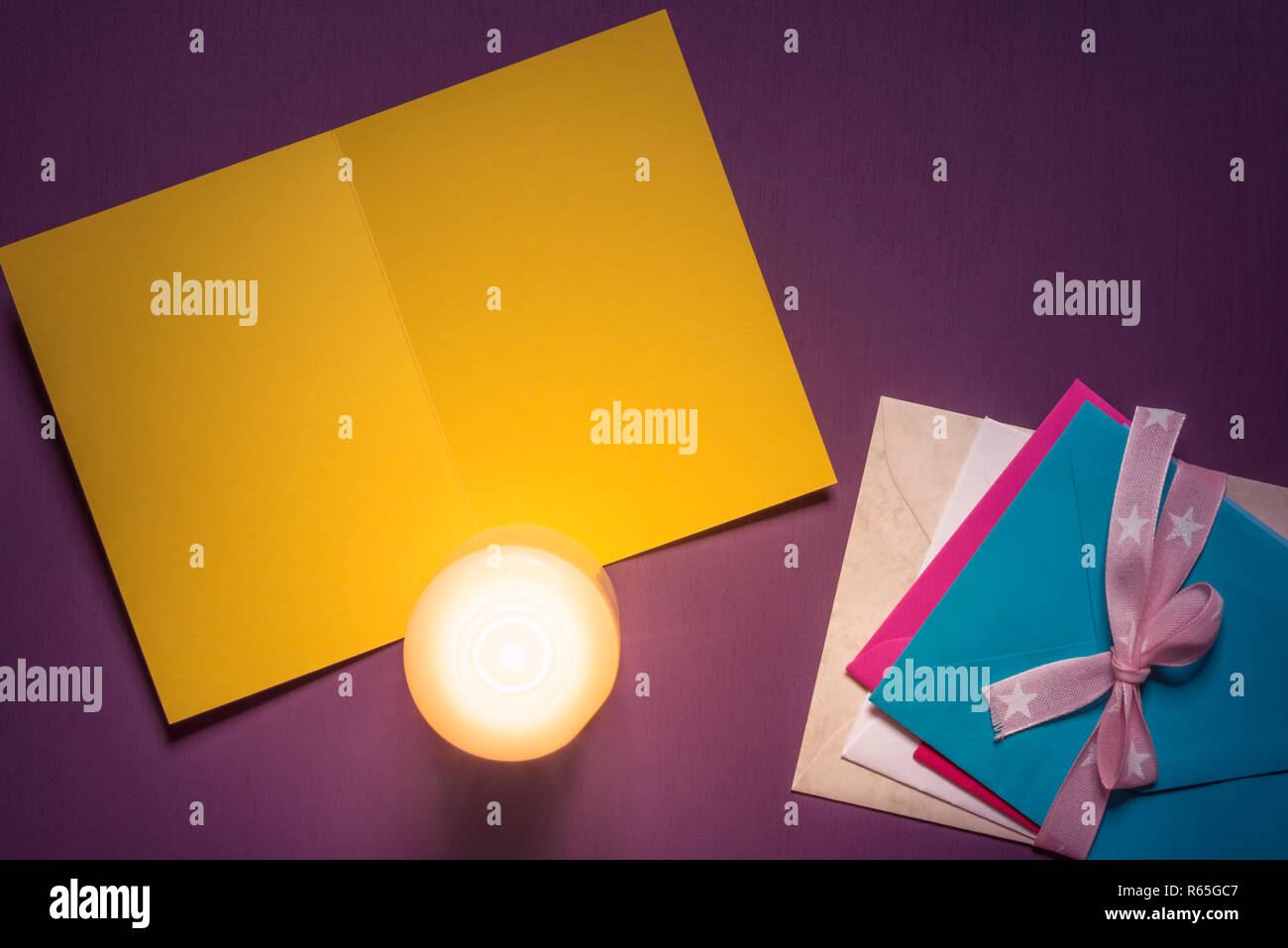 Blank yellow message card and candlelight Stock Photo - Alamy