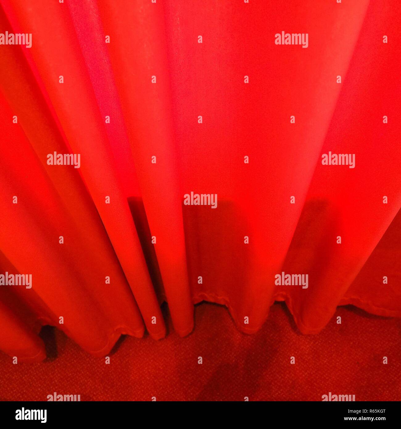 red curtain background Stock Photo - Alamy