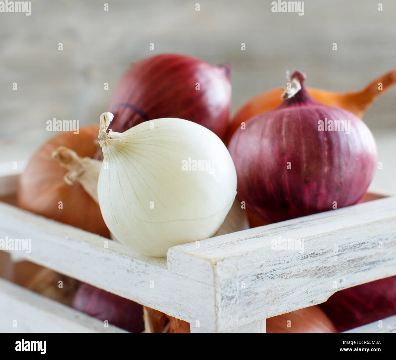 Raw onions in box Stock Photo - Alamy