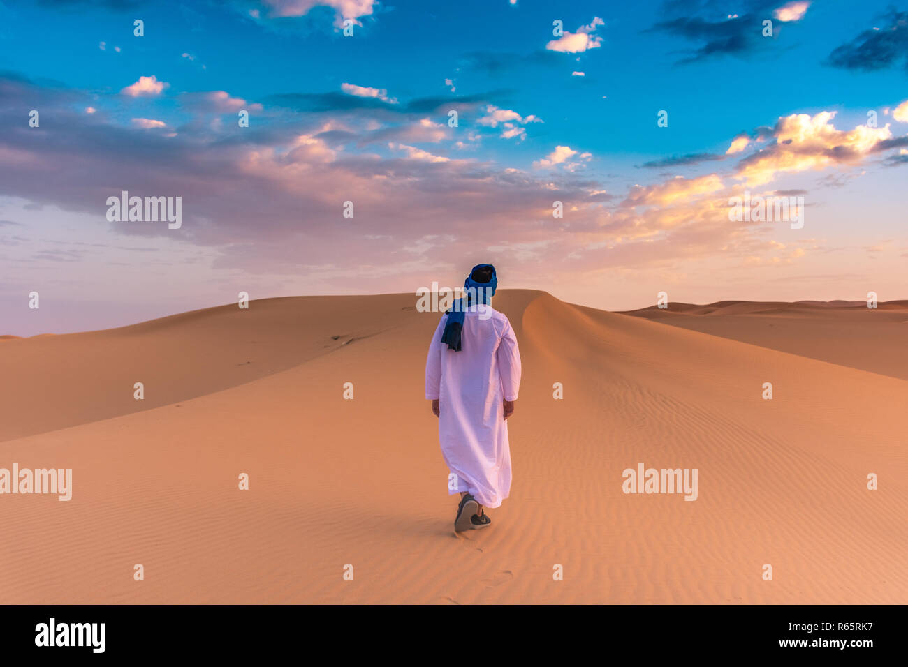 Berber man wearing traditional tuareg clothes in the Sahara Desert at ...