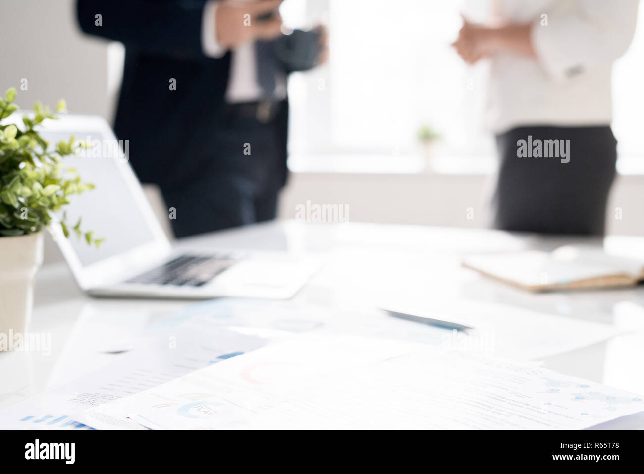 Office workplace laptop papers hi-res stock photography and images - Alamy