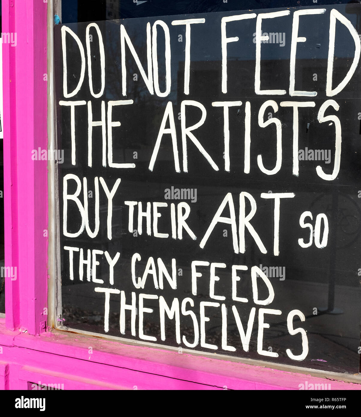 "DO NOT FEED THE ARTISTS..", window sign Stock Photo - Alamy