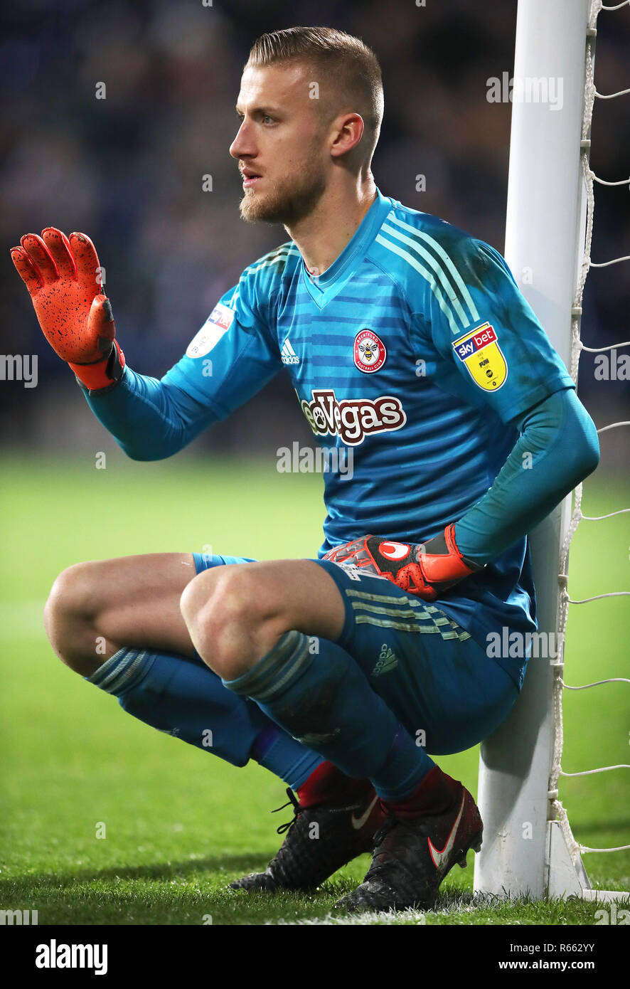 Brentford goalkeeper daniel bentley instructs hi-res stock photography ...