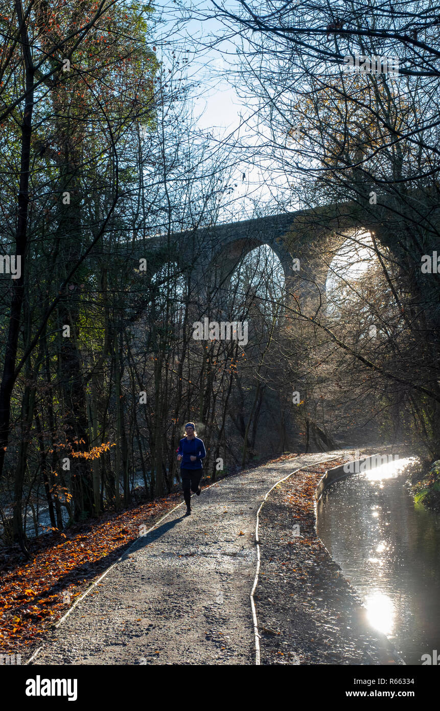 Lone runner hi-res stock photography and images - Alamy