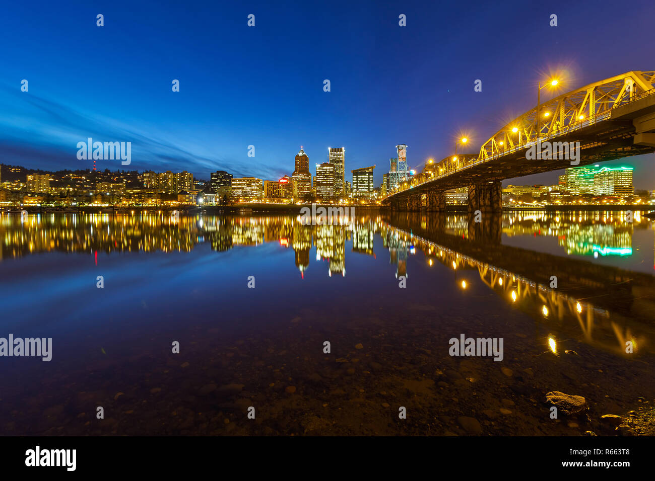 Portland night life hi-res stock photography and images - Alamy