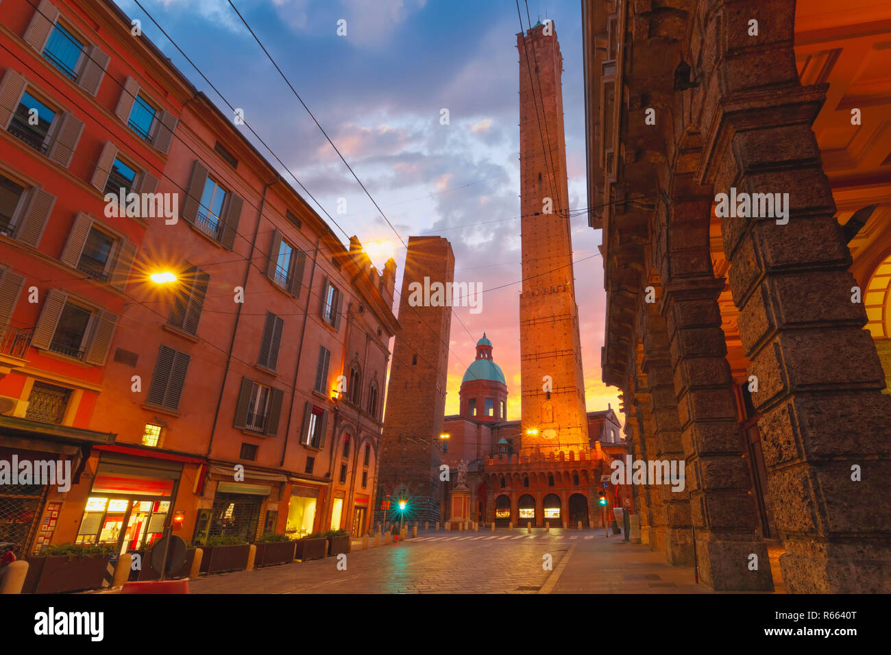 Famous two towers le hi-res stock photography and images - Alamy